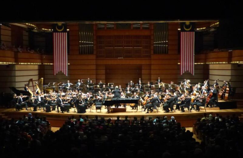 20 Things To Do Around the KLCC Twin Towers (If You Stucked Here)